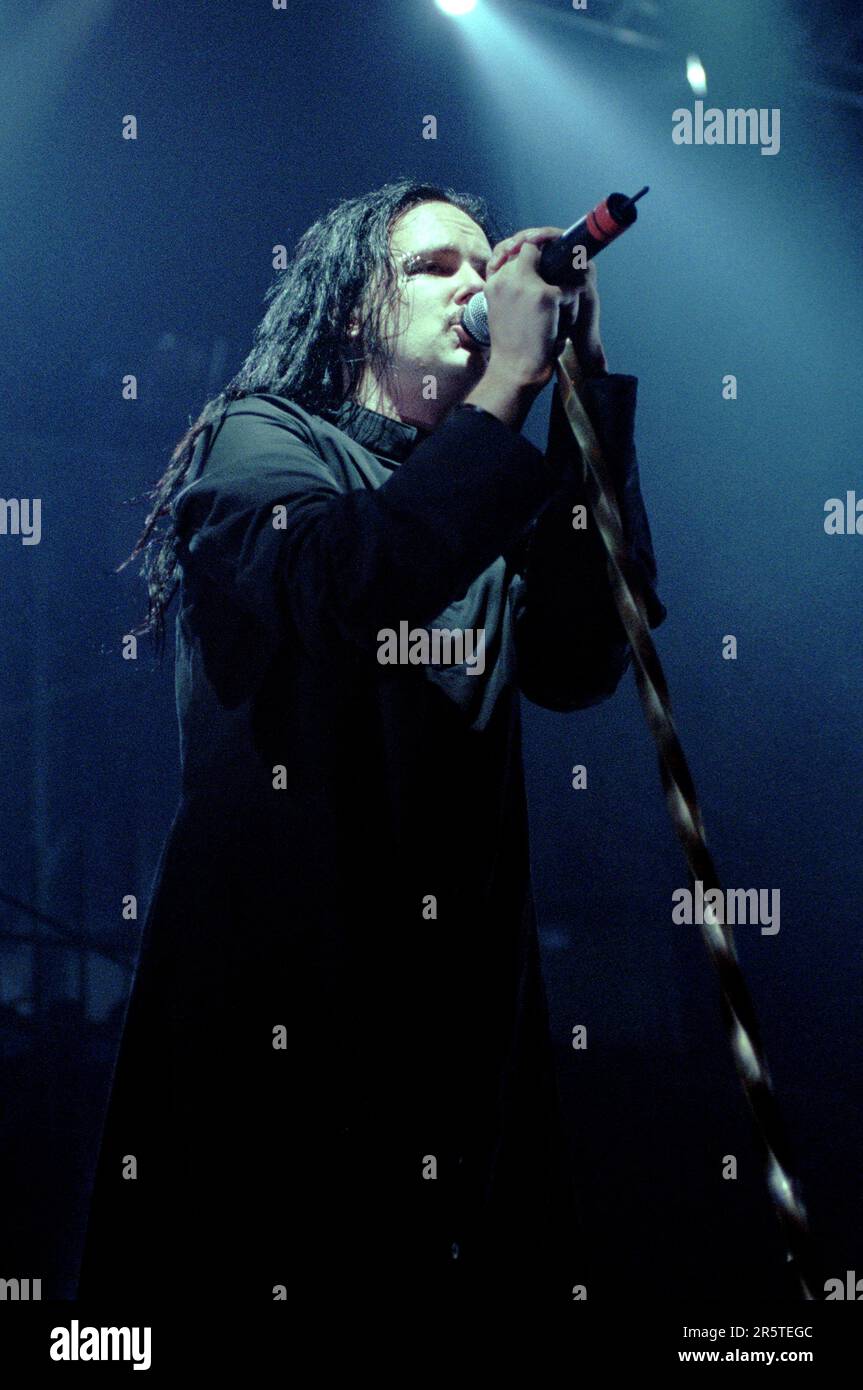 Milan Italy 2000-05-12 : Jonathan Davis singer of the Korn at the Forum ...
