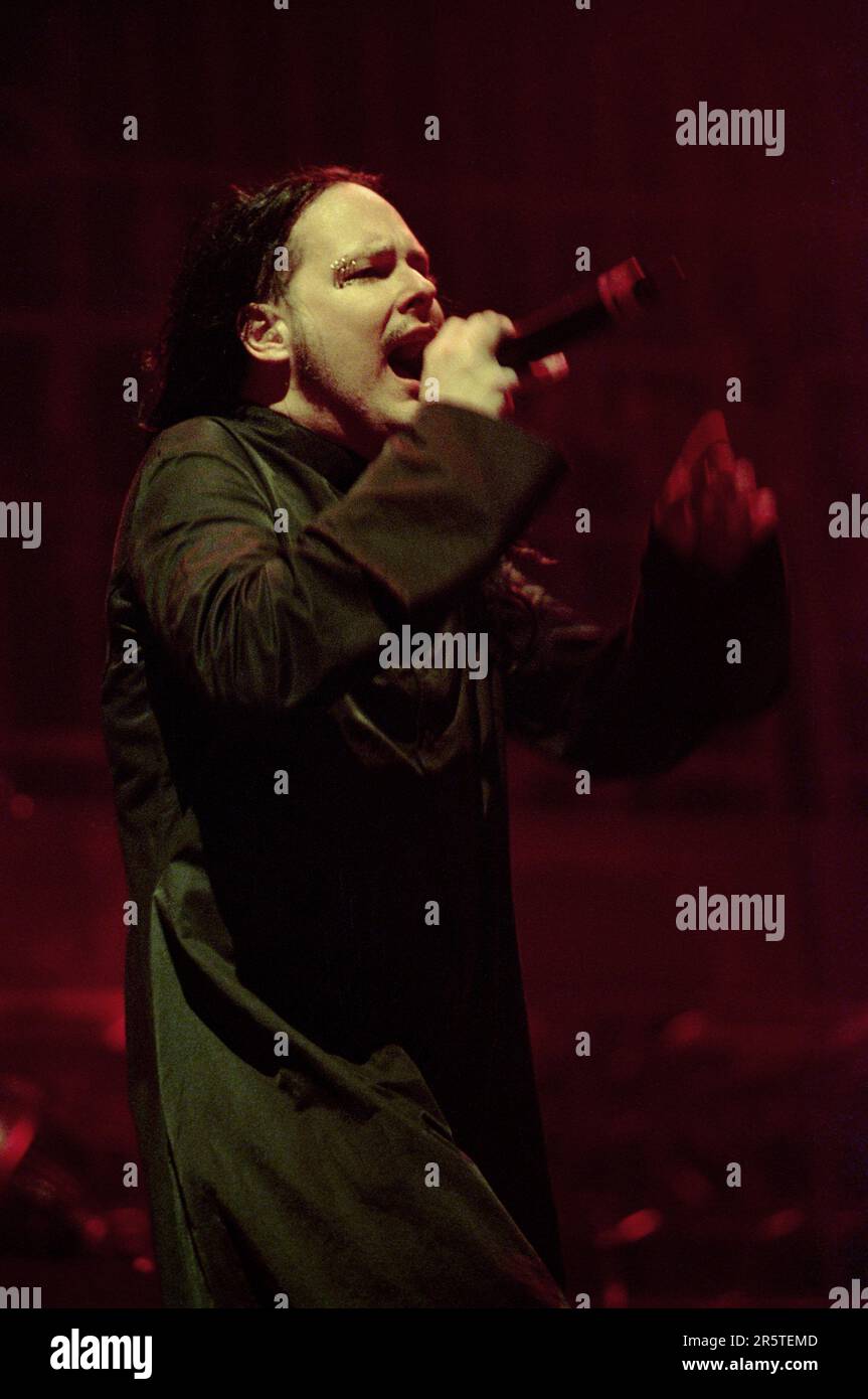 Milan Italy 2000-05-12 : Jonathan Davis singer of the Korn at the Forum ...