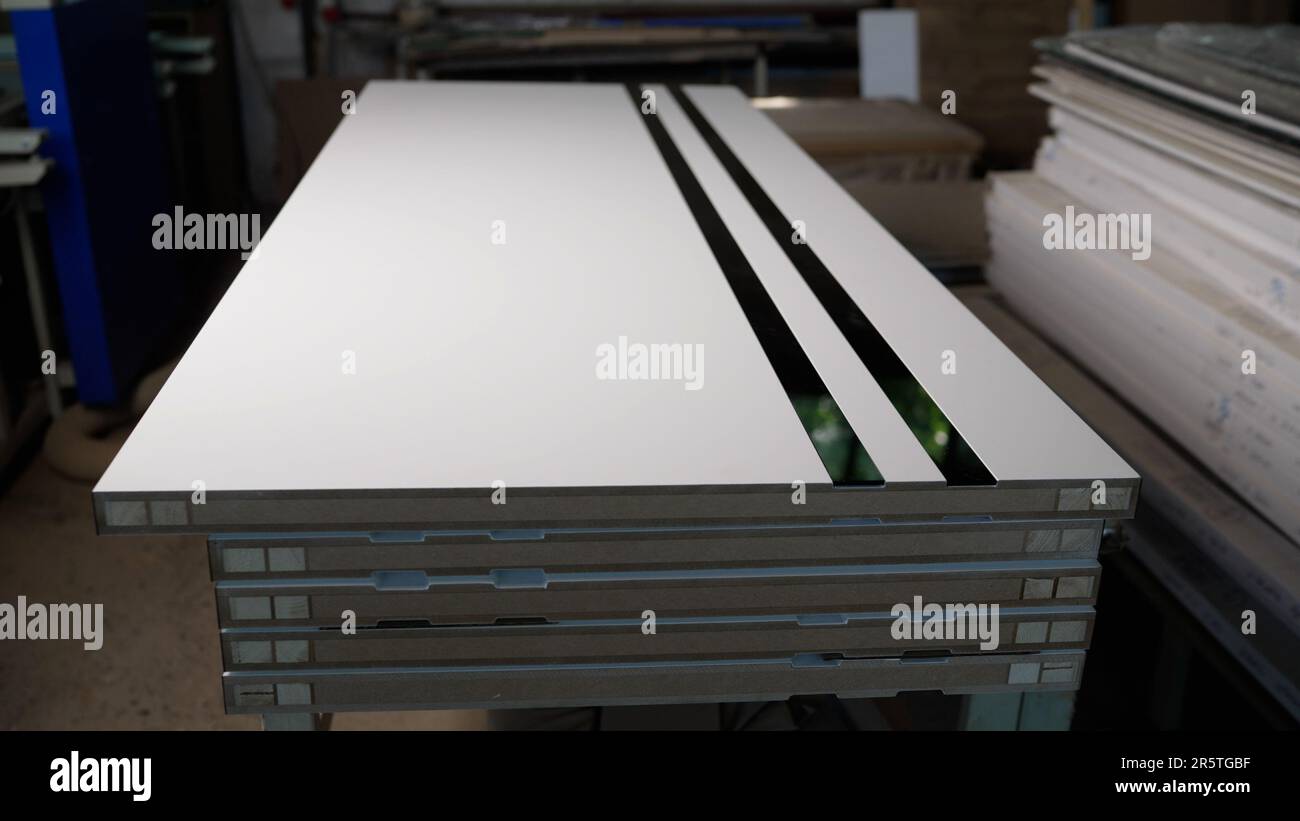 Bonding wooden planks and figured glass for doors with silicone ...