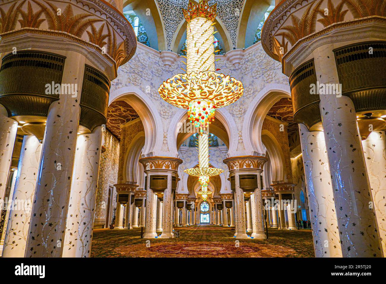 An interior shot of the Grand Mosque in Abu Dhabi, United Arab Emirates ...
