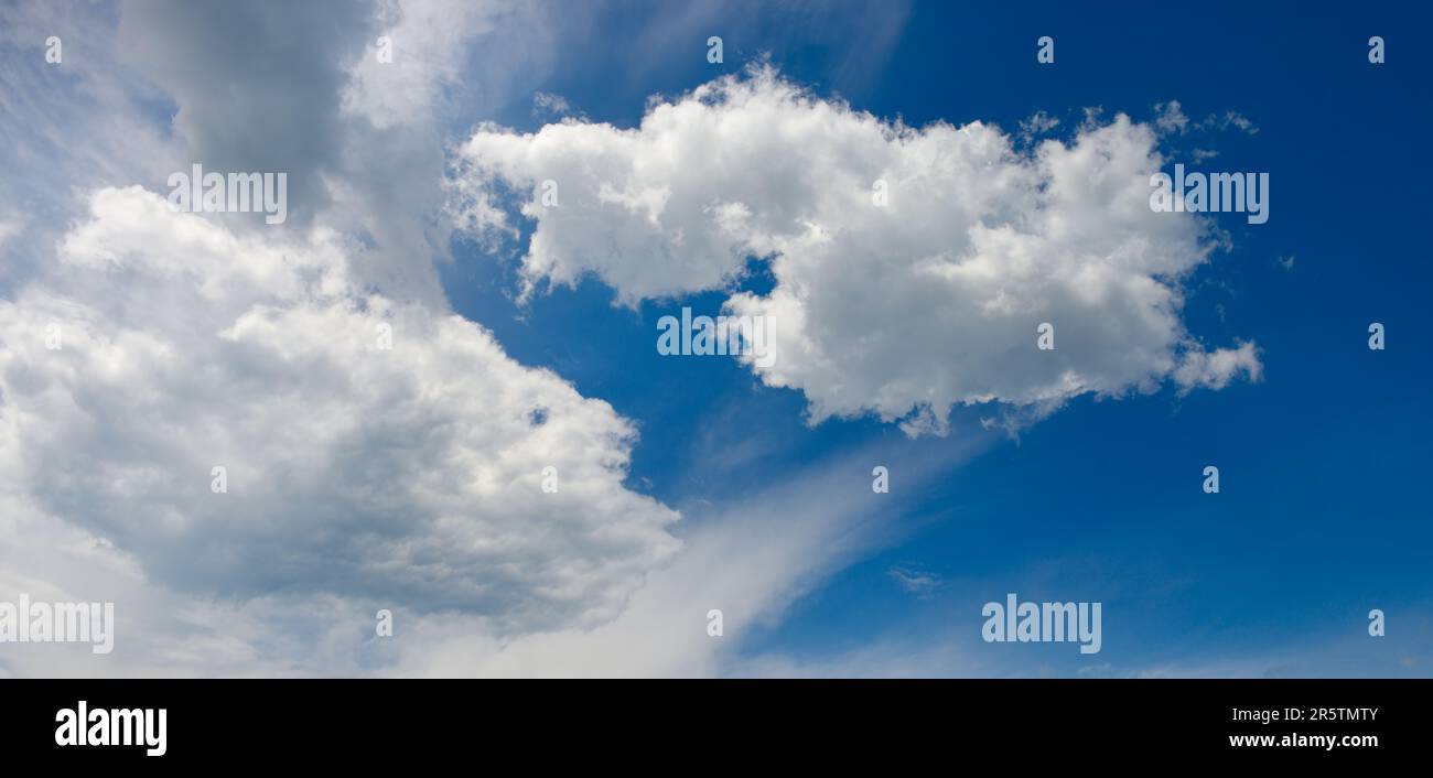 White large clouds hi-res stock photography and images - Alamy