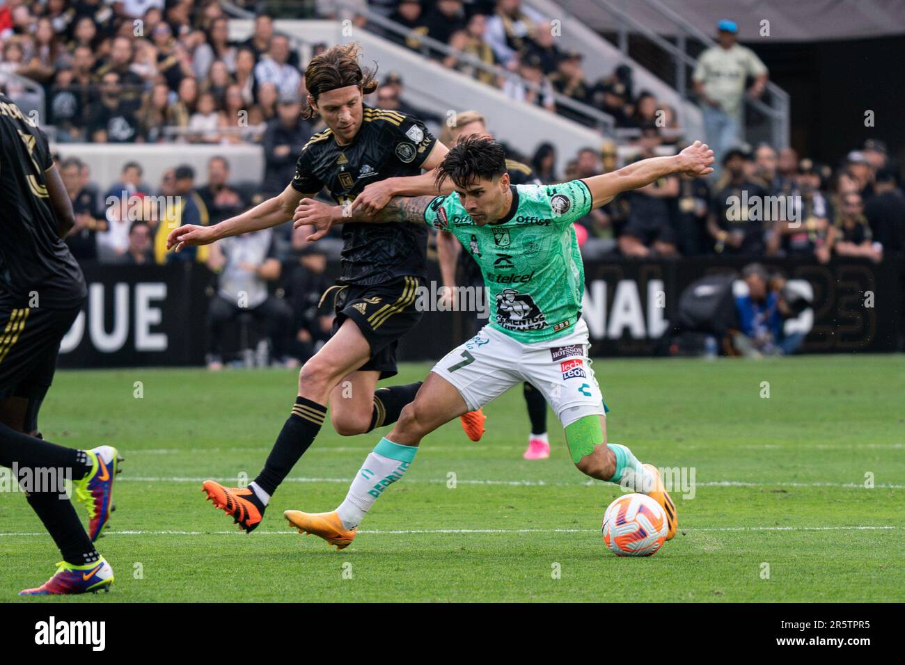Club León forward Victor Davila (7) is defended by LAFC midfielder Ilie ...