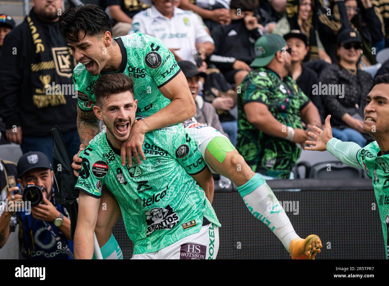 Club León forward Victor Davila (7) and forward Lucas Di Yorio (18 ...