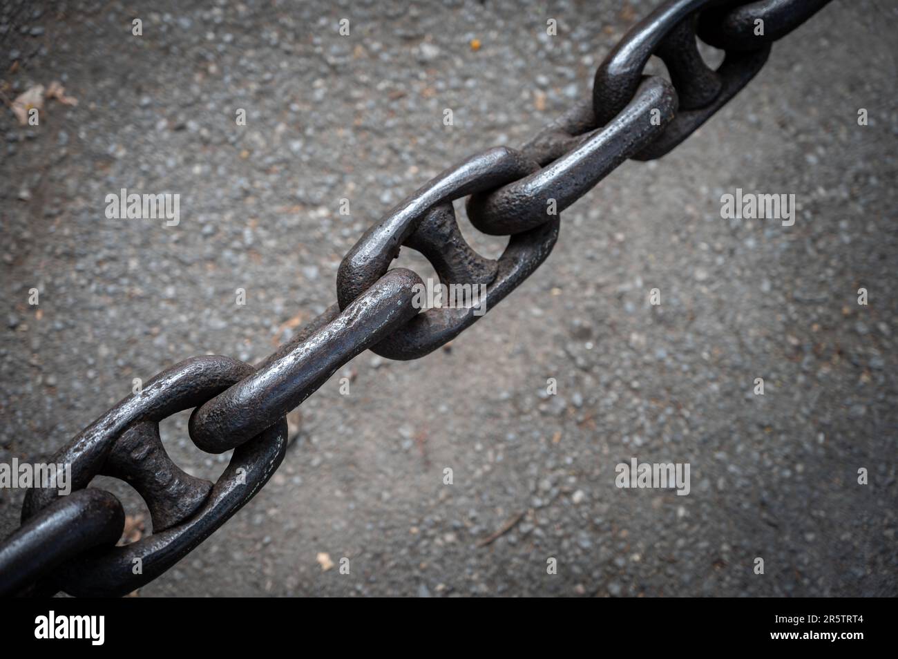 Old black thick metal chain hi-res stock photography and images - Alamy