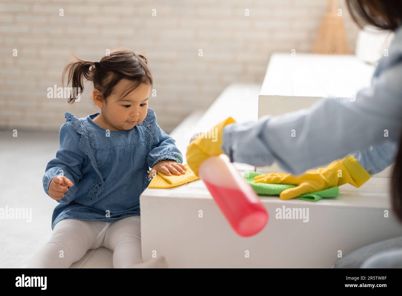 Asian Mommy And Baby Daughter Cleaning Using Detergent At Home Stock ...