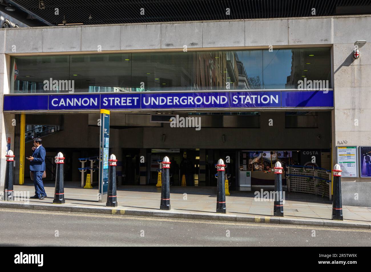 Cannon street underground station entrance hi-res stock photography and ...