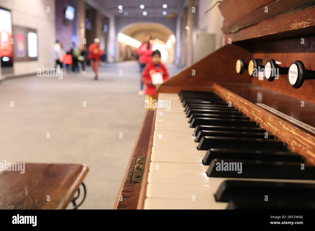 Piano in london bridge station Stock Photo - Alamy