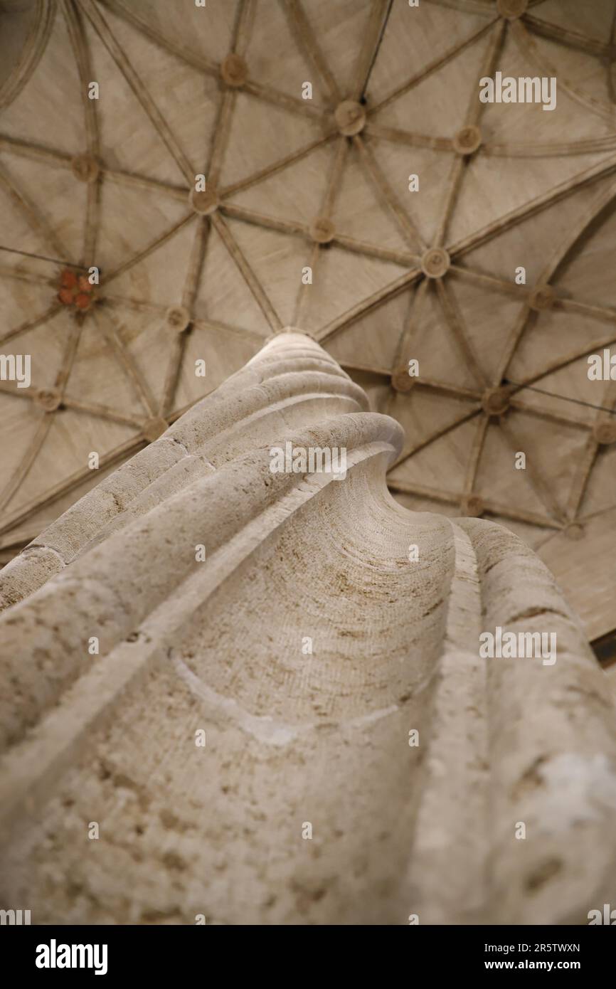 The details of the interior of the Valencia market, threaded columns ...