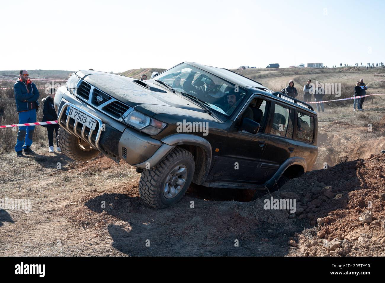 A Japanese SUV in action, the beast of the fifth generation Nissan ...