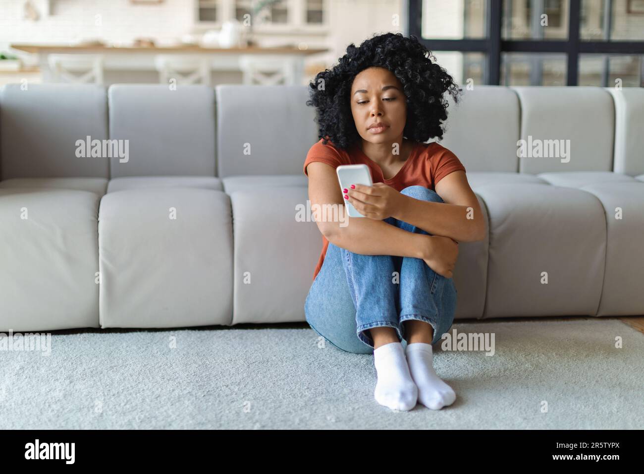 Female phone worried hi-res stock photography and images - Alamy