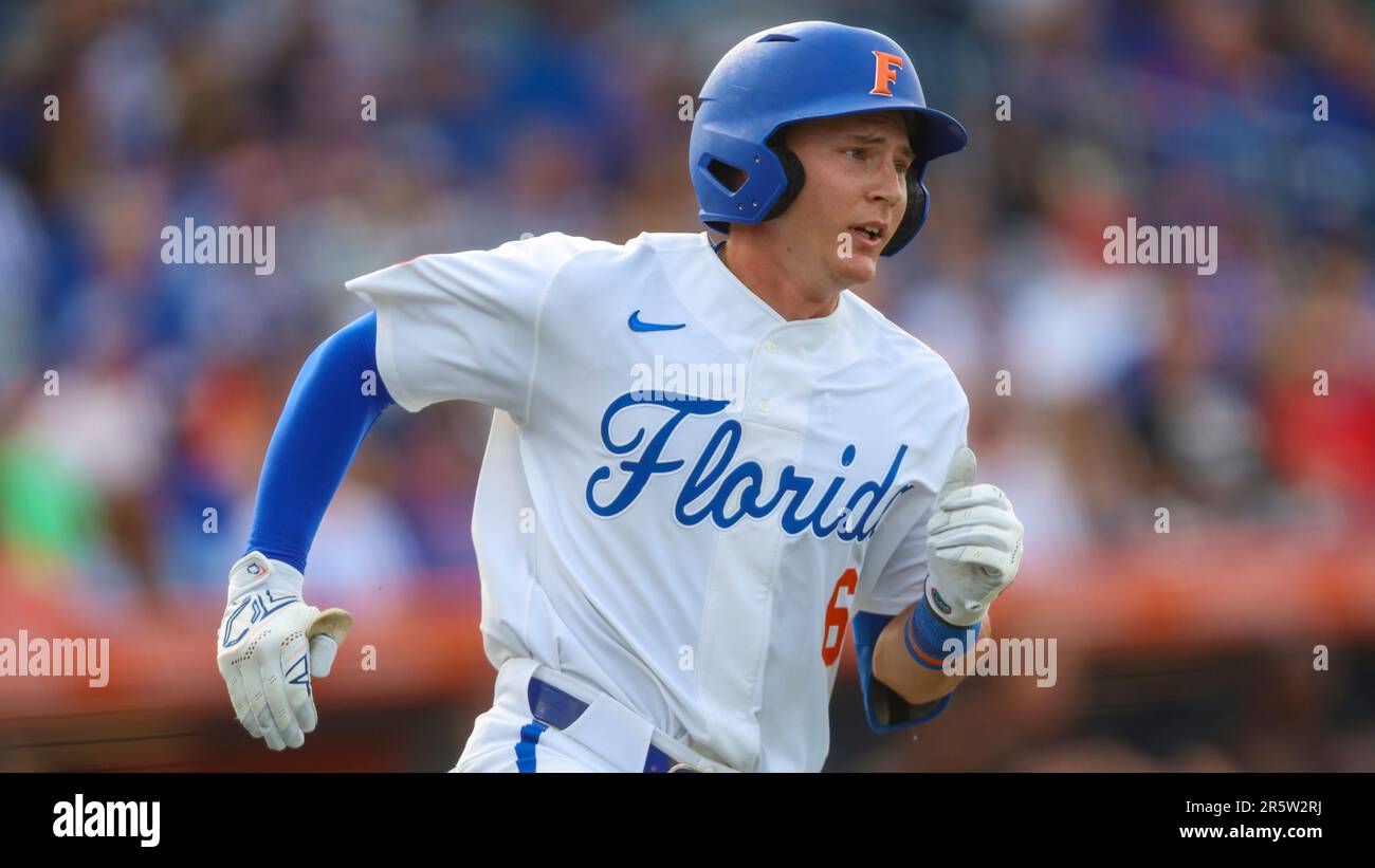Florida infielder Tyler Shelnut (6) runs to first base during an NCAA ...