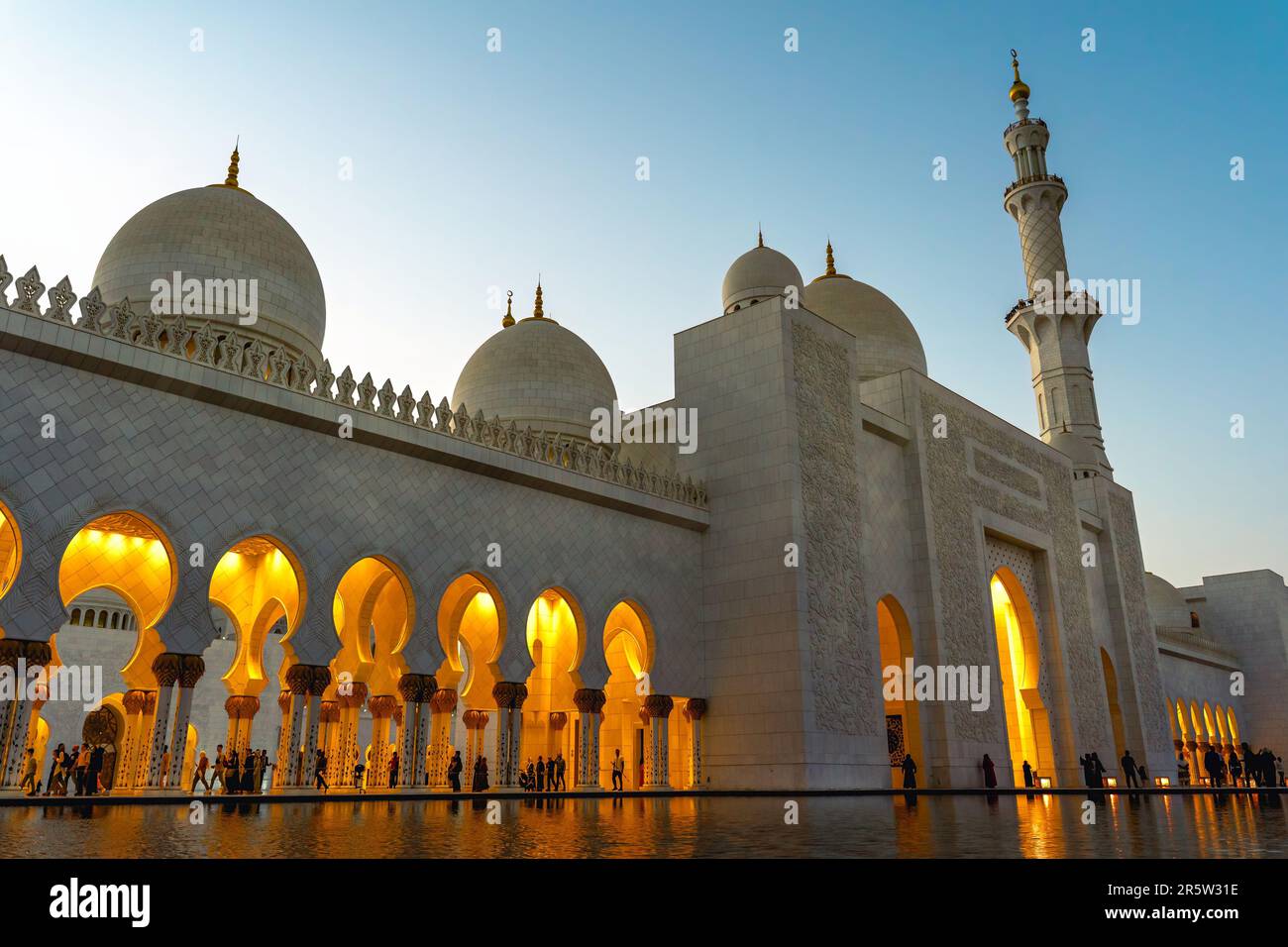 A landscape of the Sheikh Zayed Grand Mosque near a body of water Stock ...