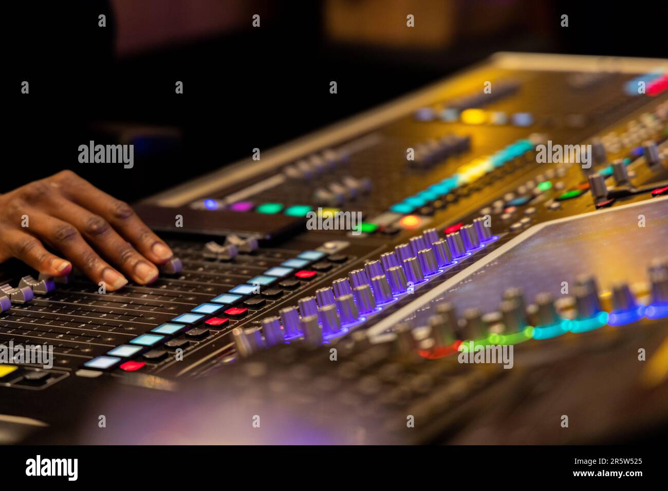 Manipulating dials hi-res stock photography and images - Alamy