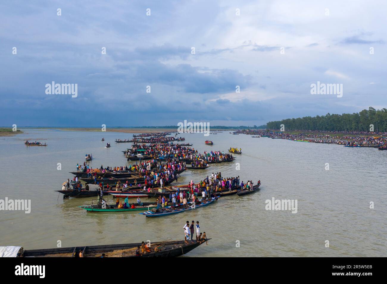 Crowed enjoying the view hi-res stock photography and images - Alamy