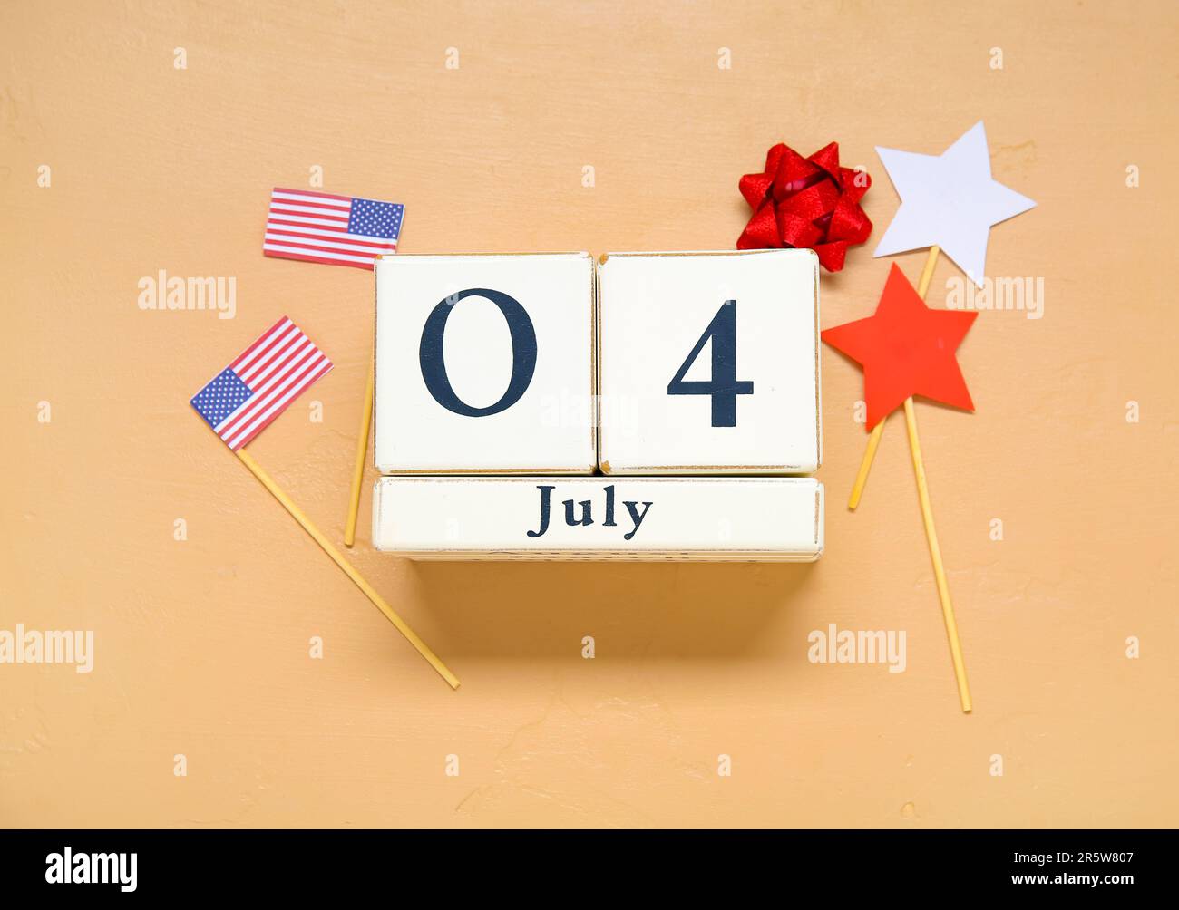 Cube calendar with 04 JULY date, USA flags, bow and stars on beige ...
