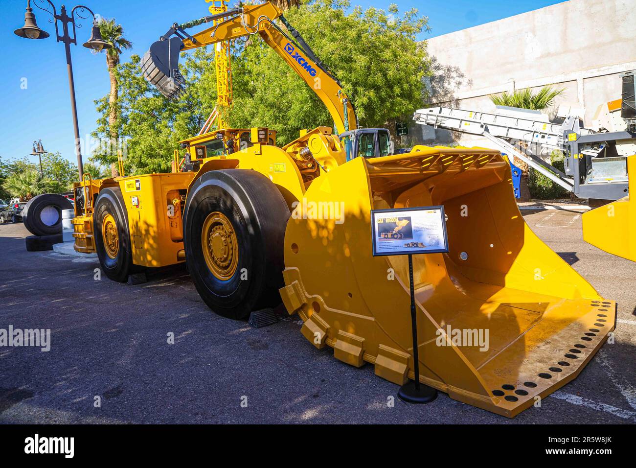 mining truck or yucle, Cat® 980 Wheel Loader, trascavo, boytec drill ...