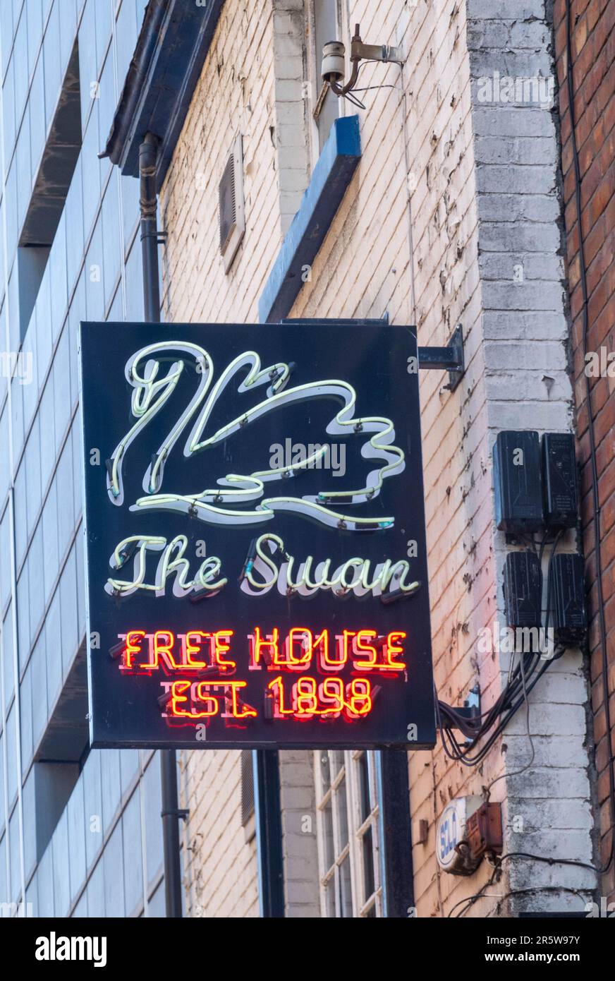 The Swan Free House, a pub in Liverpool Stock Photo - Alamy