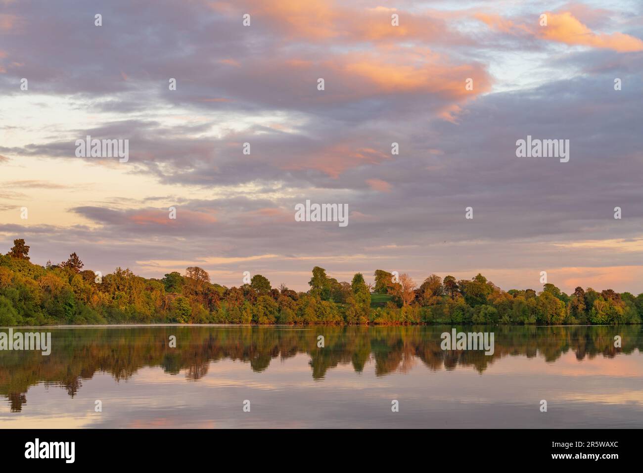 Sunset panorama of the lake shore of the Mere with a perfect lake ...