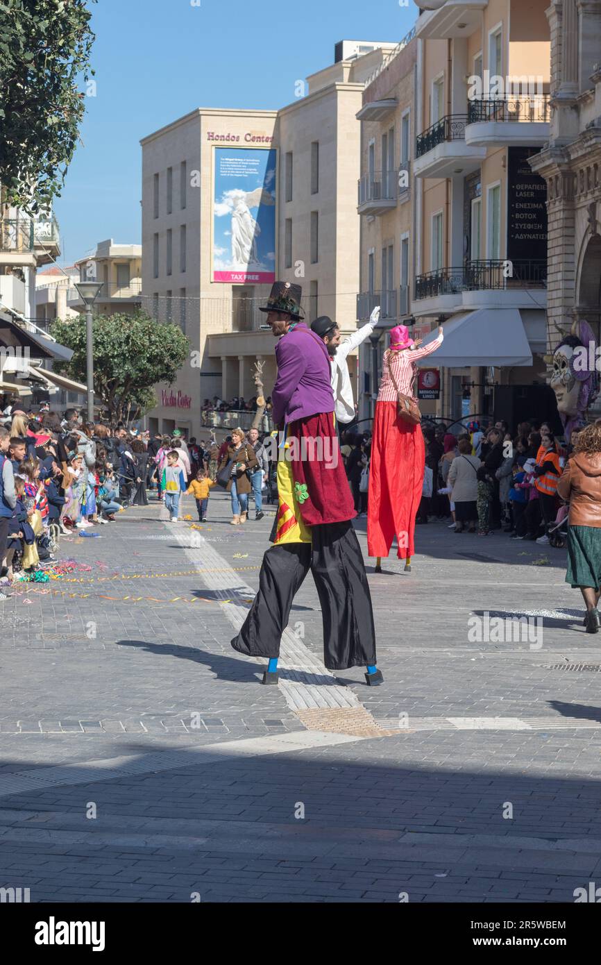 Crowd people watching street show hi-res stock photography and images ...