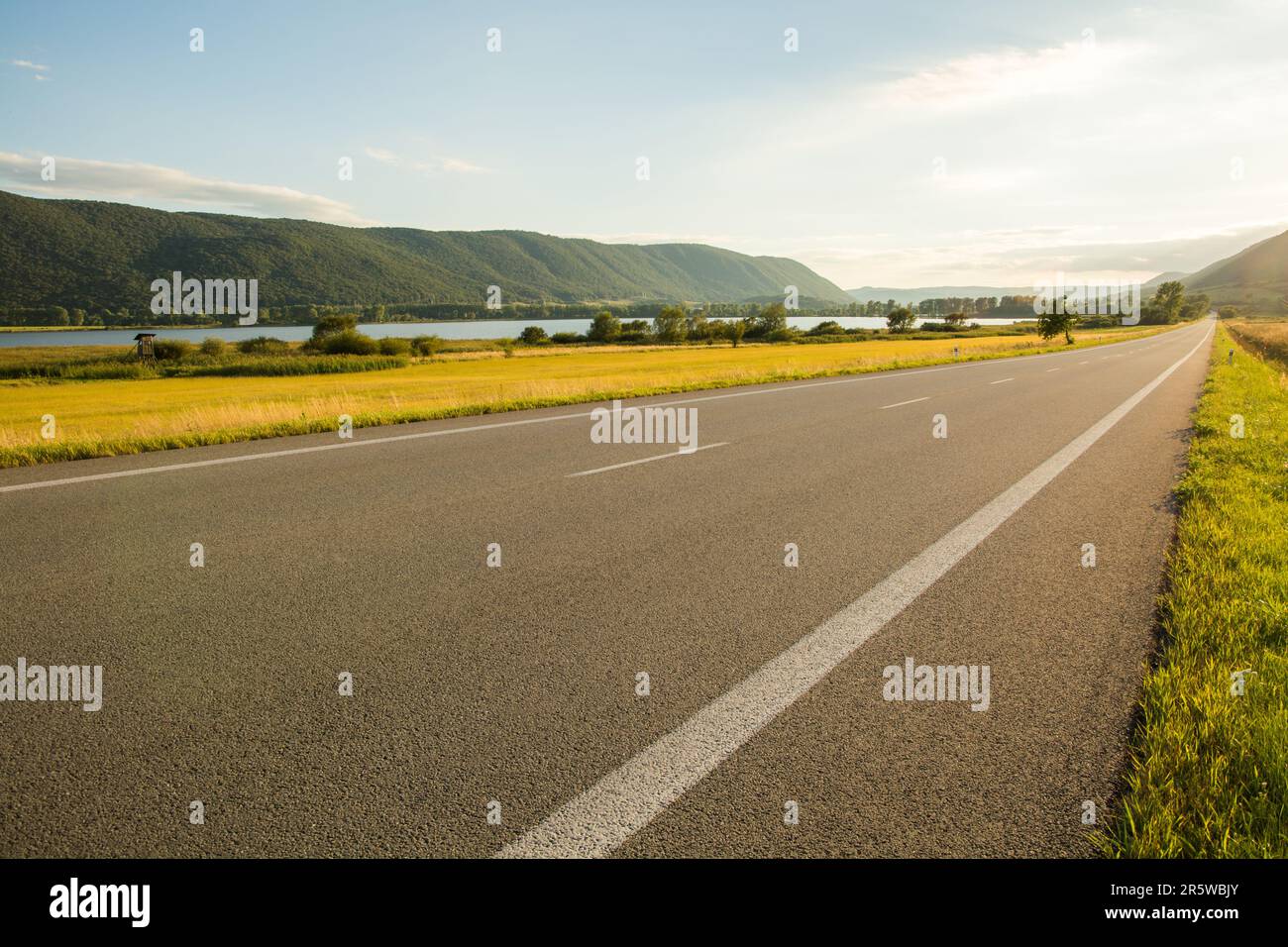 Straight road roadside hi-res stock photography and images - Alamy