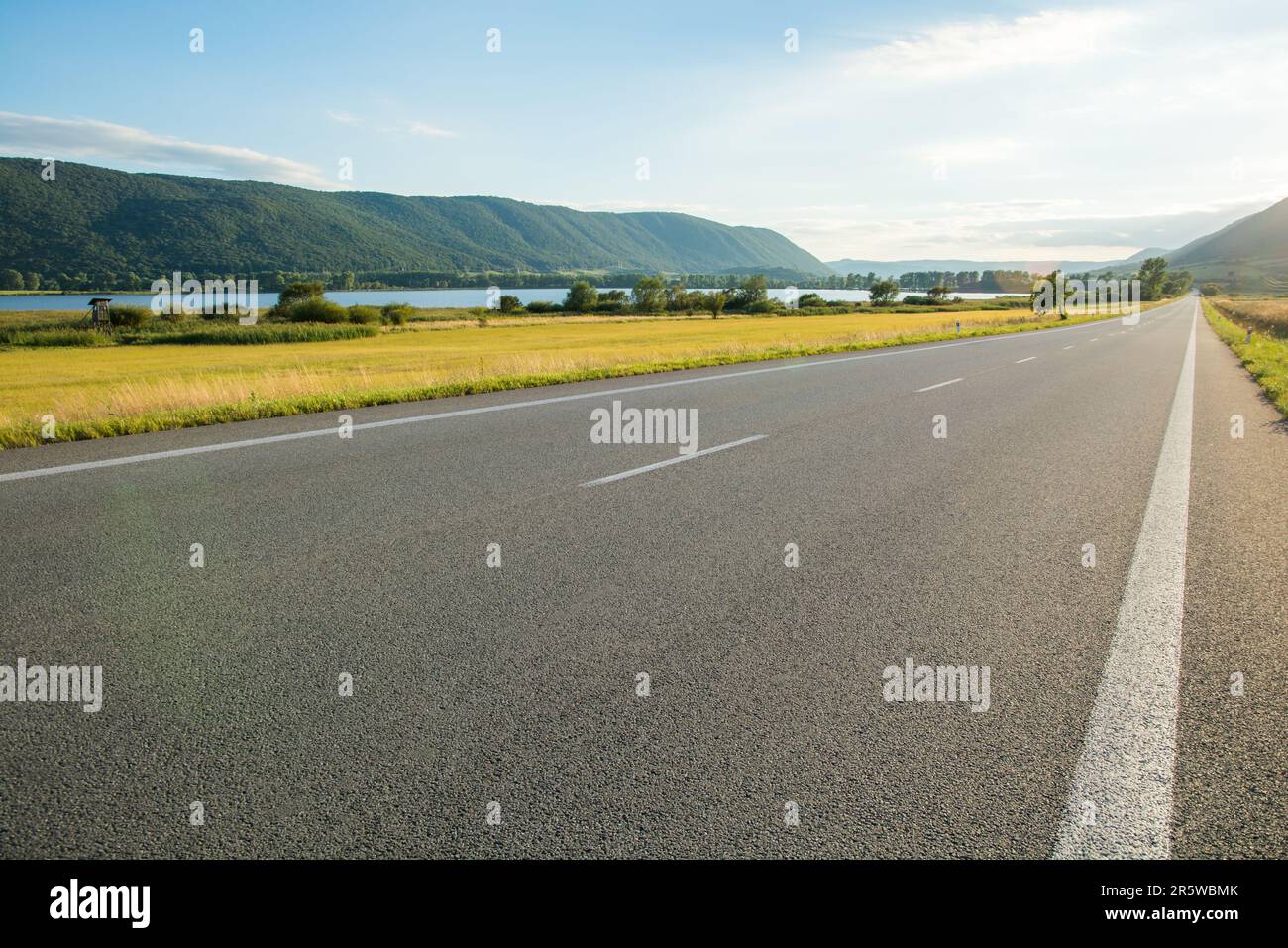 Straight empty road hi-res stock photography and images - Alamy