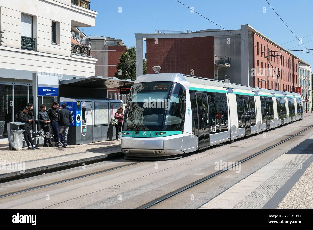 Paris, Tramway T6, Pavé Blanc // Paris, Tramway T6, Pavé Blanc Stock ...