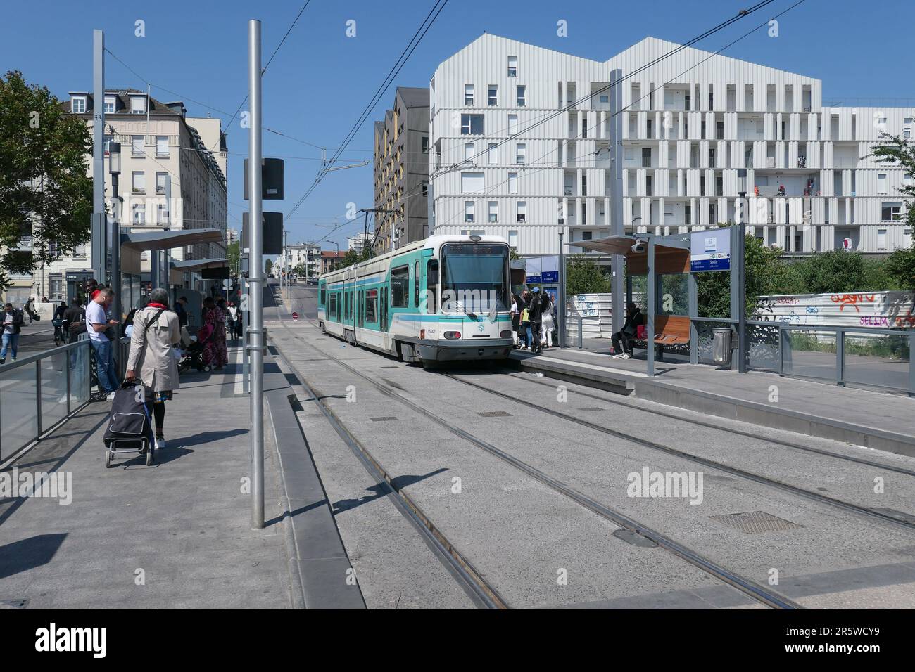 Paris, moderne Straßenbahn T1, Gare de Saint-Denis // Paris, modern ...