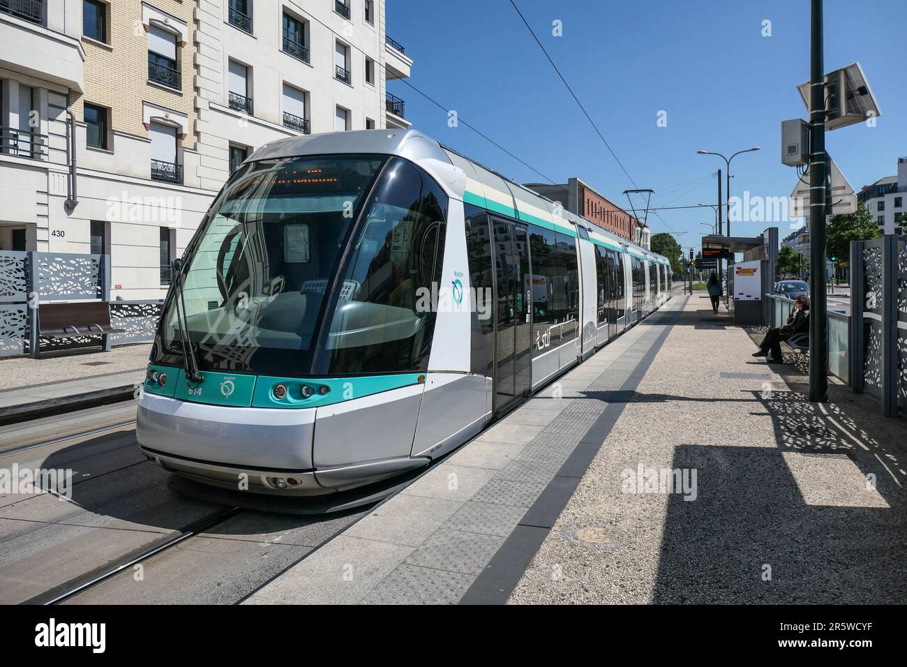 Paris, Tramway T6, Pavé Blanc // Paris, Tramway T6, Pavé Blanc Stock ...