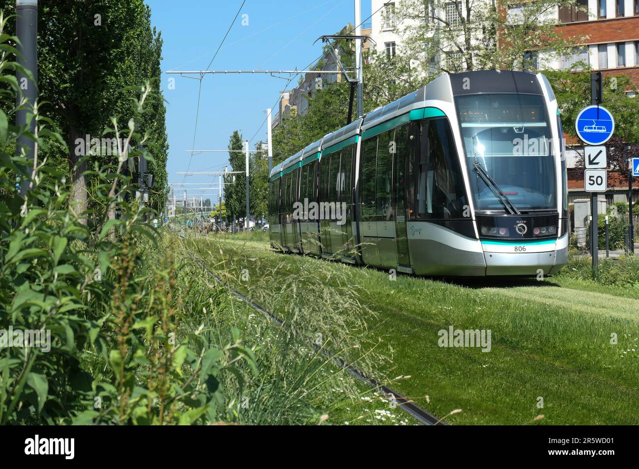 Paris, moderne Straßenbahn T8, Boulevard Marcel Sembat // Paris, modern ...