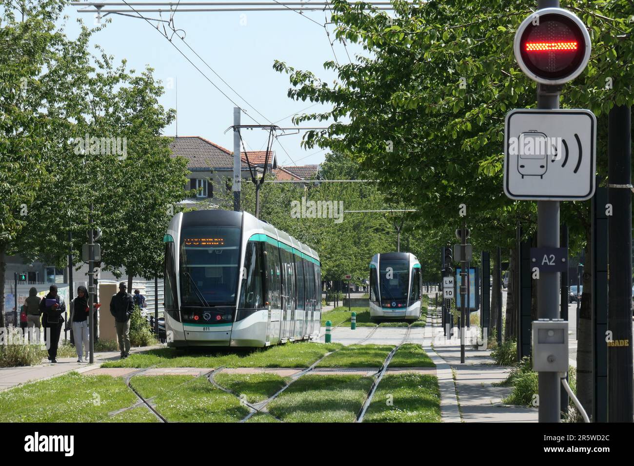 Paris, moderne Straßenbahn T8, Sant-Denis // Paris, modern Tramway T8 ...