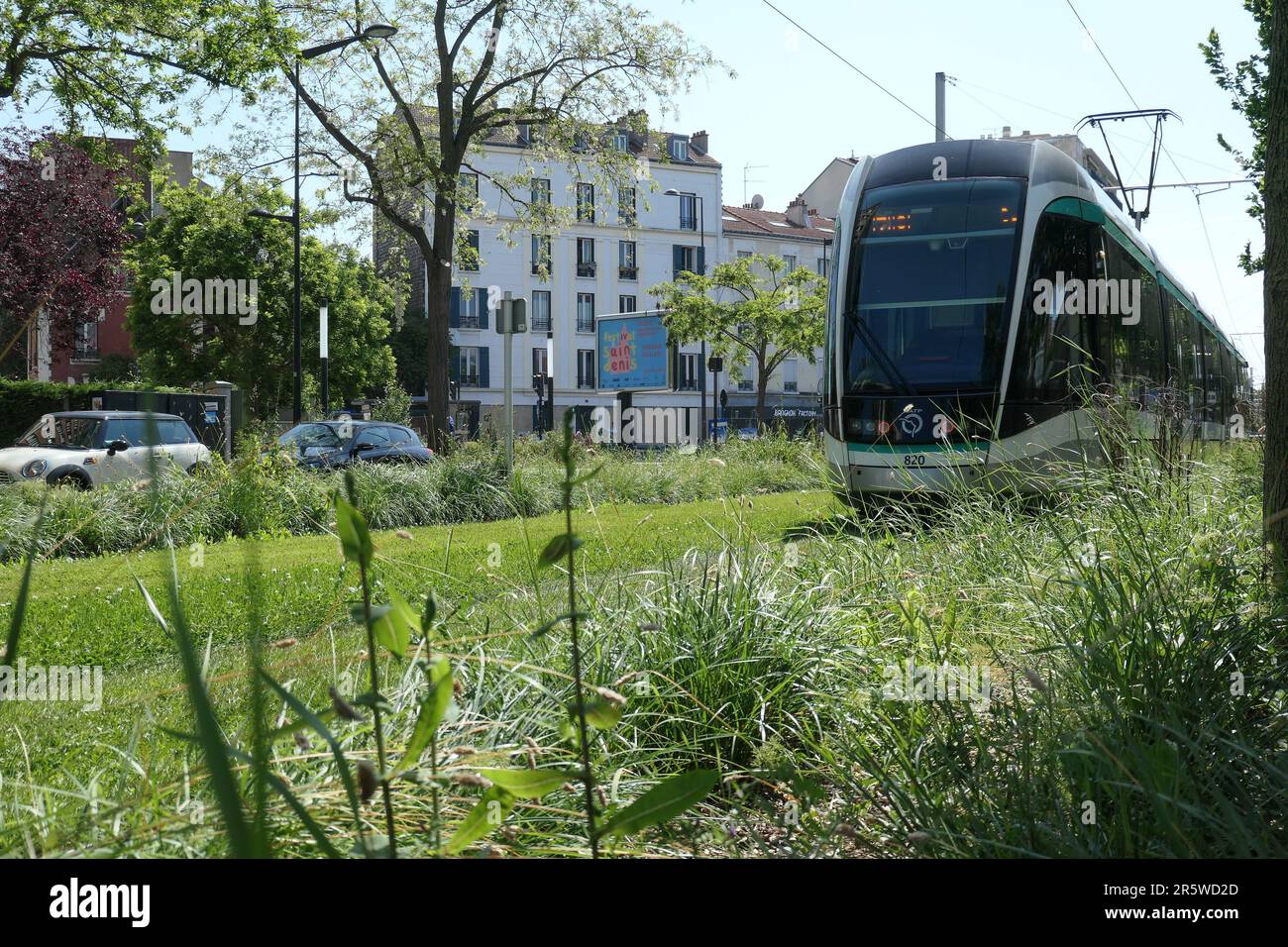 Paris, moderne Straßenbahn T8, Boulevard Marcel Sembat // Paris, modern ...