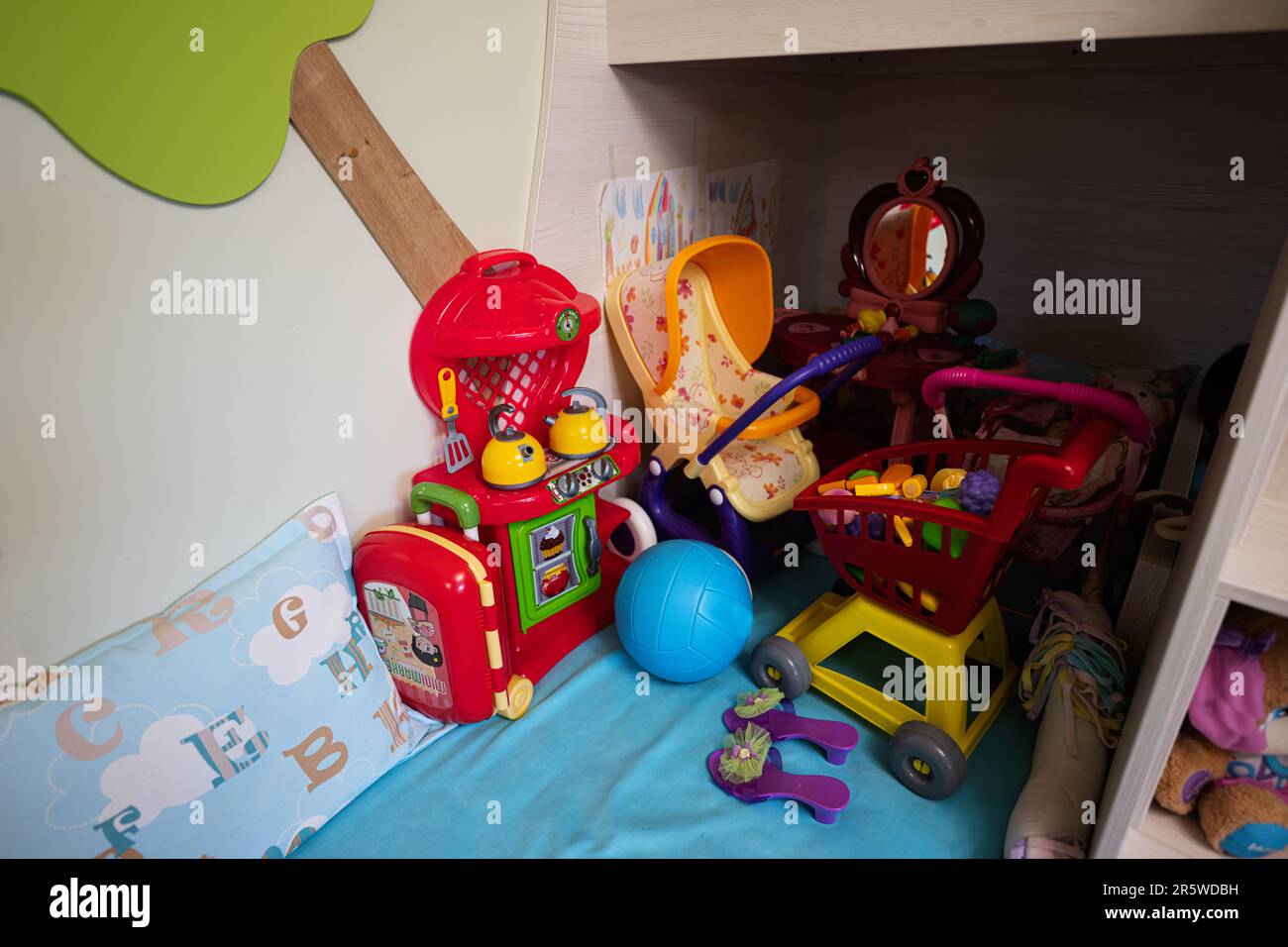 Children constructor on table hi-res stock photography and images - Alamy