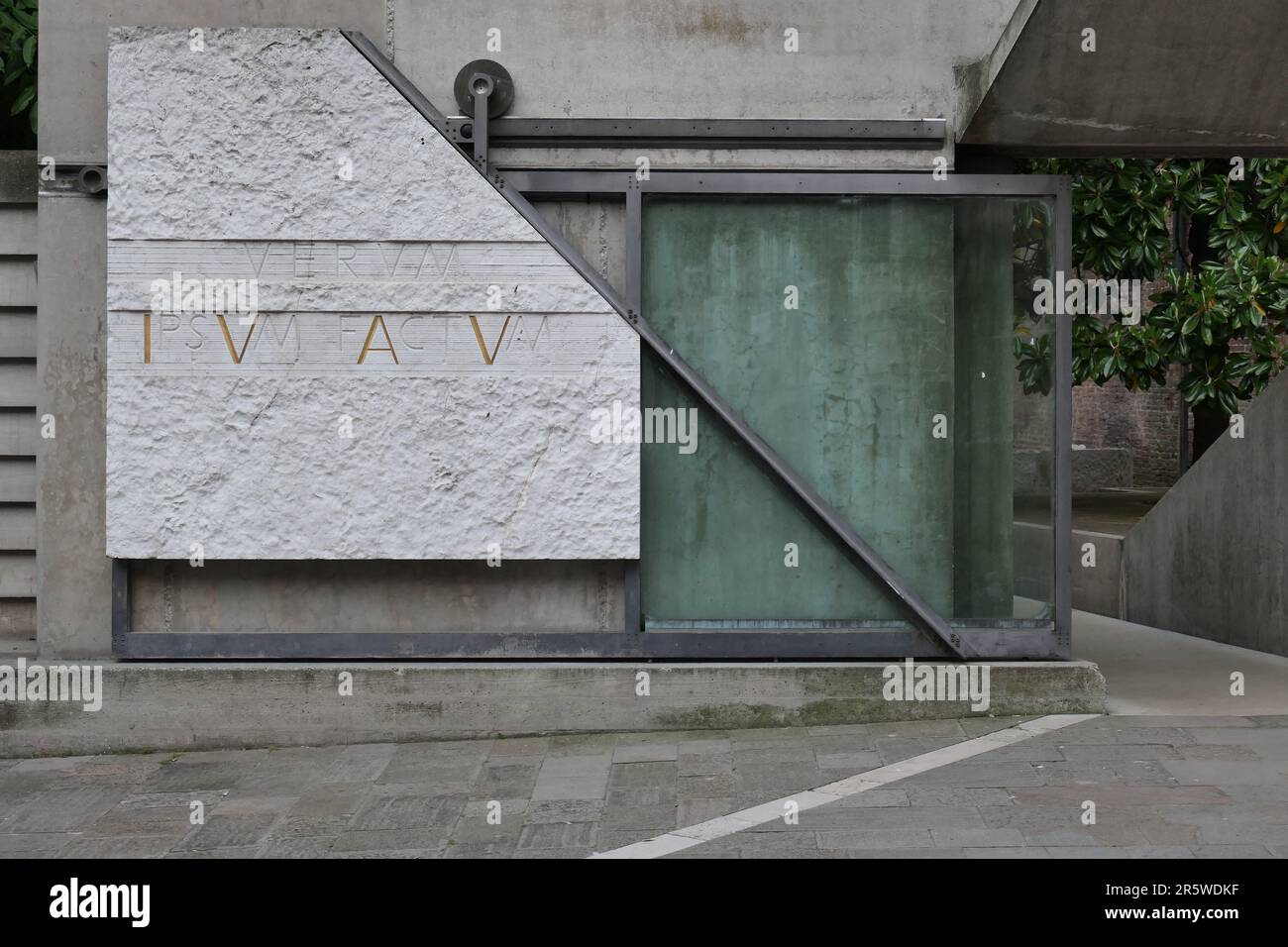 Venedig, Carlo Scarpa, Eingang Tolentini, Università Iuav // Venice ...