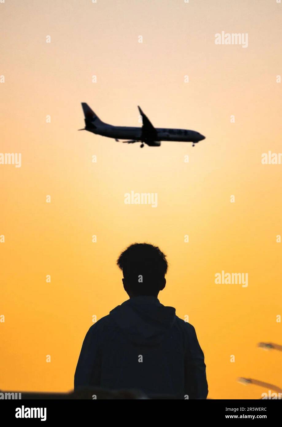 Airplane observing hi-res stock photography and images - Alamy