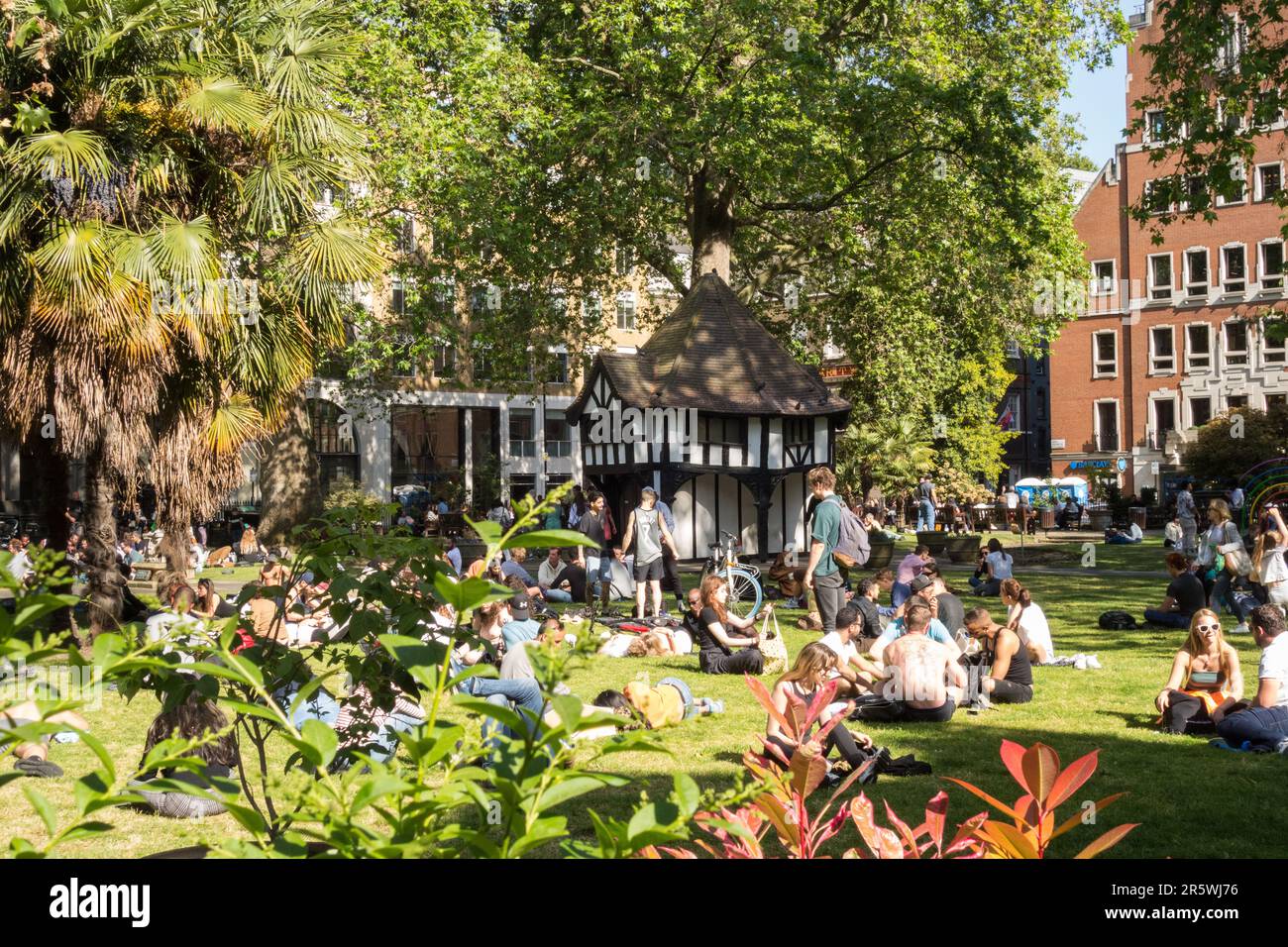 Timber framing tudor architecture hi-res stock photography and images ...