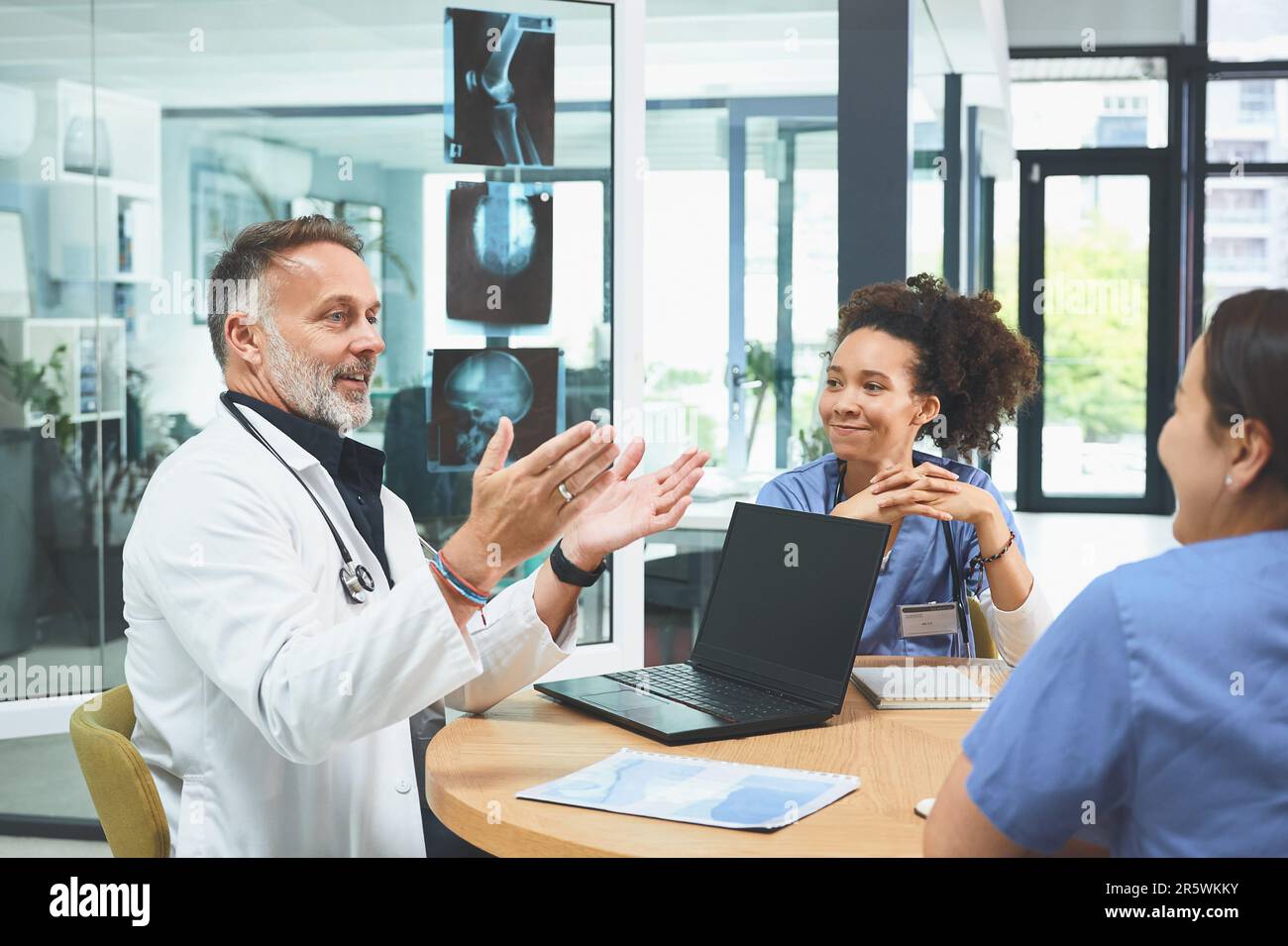 Xray planning team doctors hi-res stock photography and images - Alamy