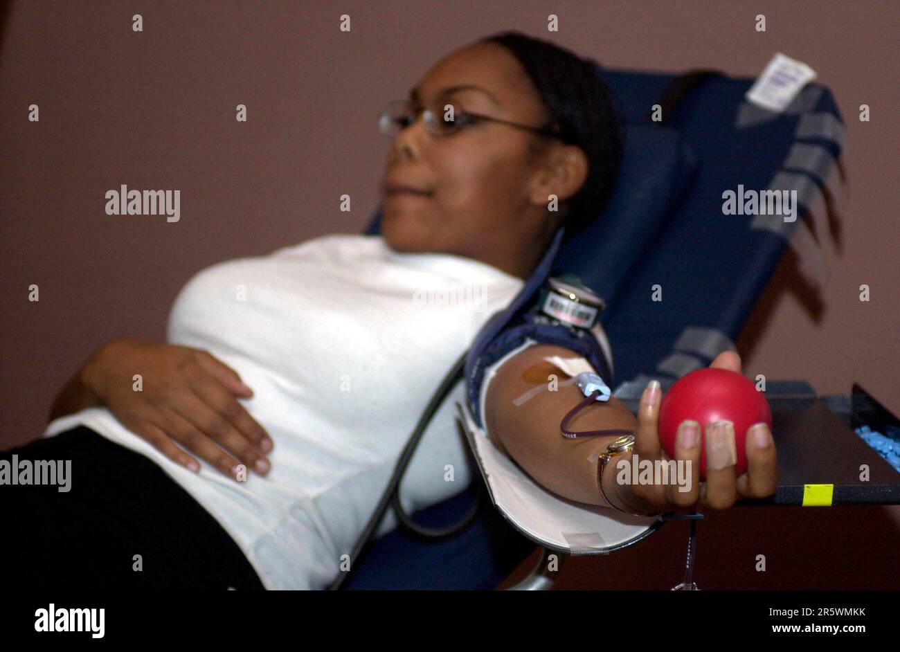 TEENBLOOD01A-C-01DEC00-EZ-PC - Skyline High School students donate ...