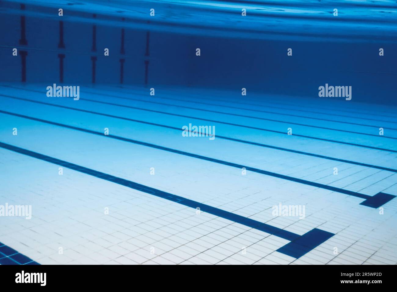 Underwater Empty Swimming Pool Stock Photo - Alamy
