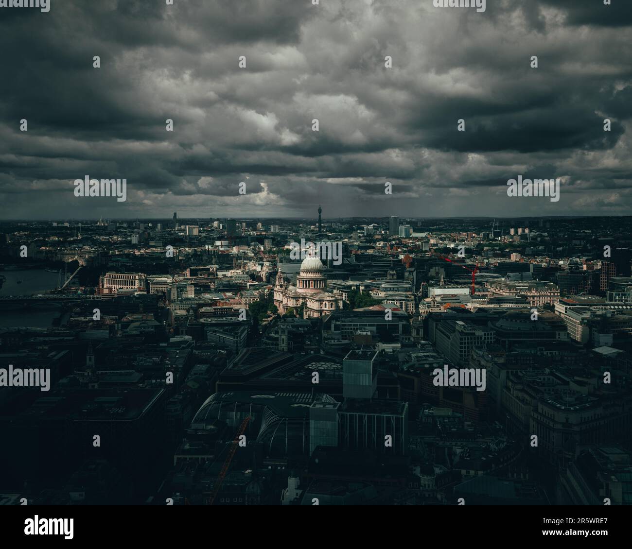 London skyline night dramatic hi-res stock photography and images - Alamy