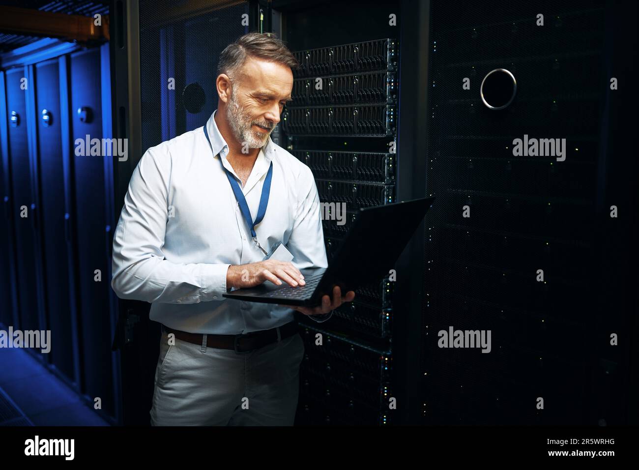 Smiling server room developer hi-res stock photography and images - Alamy
