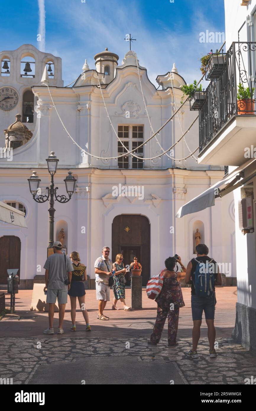 Large group of people outside of a building hi-res stock photography ...