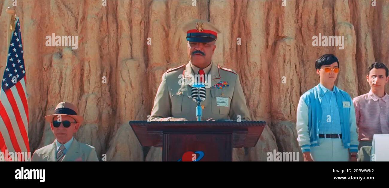 ASTEROID CITY, from left: Bob Balaban, Jeffrey Wright, Ethan Josh Lee ...