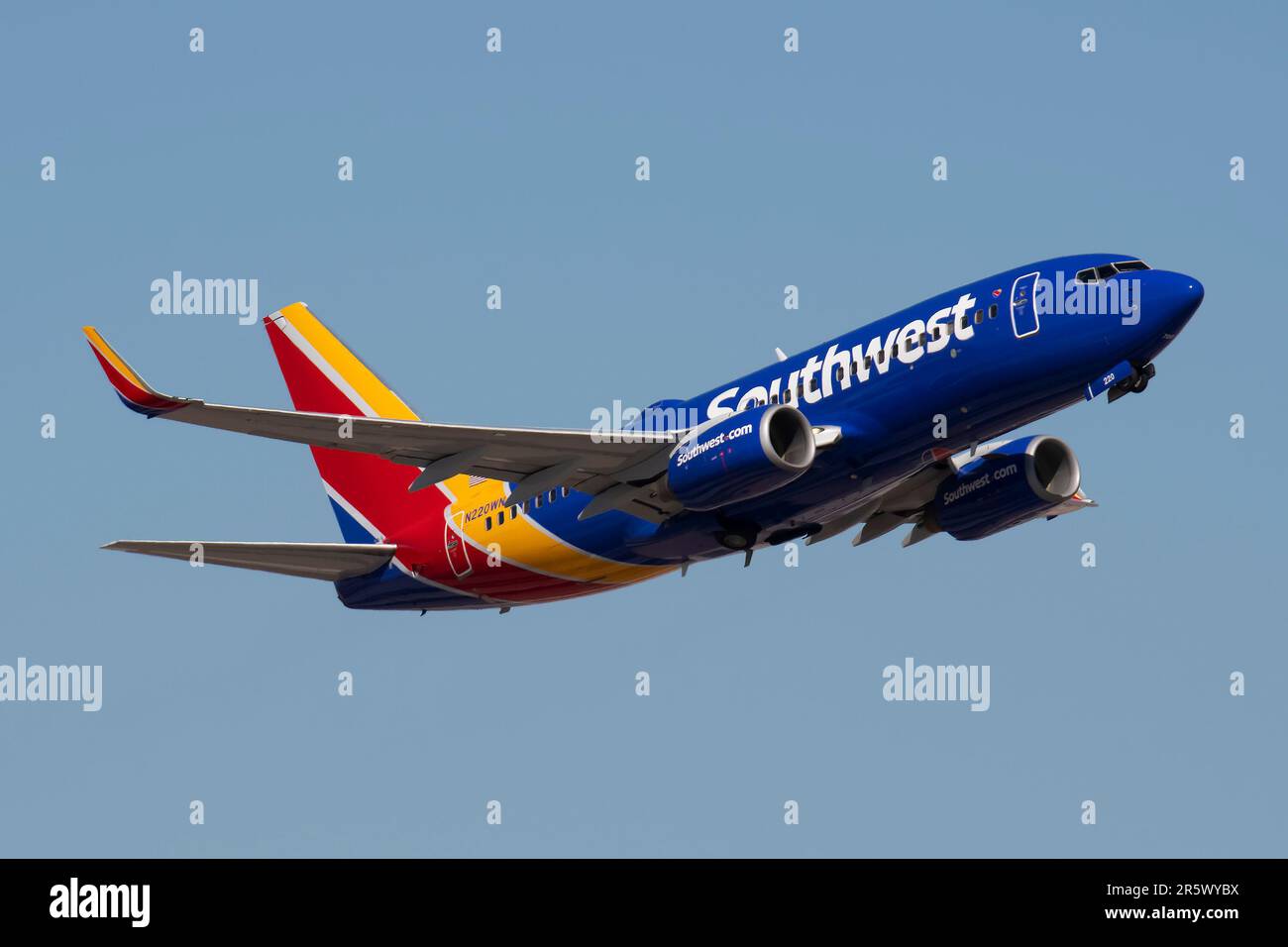 Southwest Airlines 737-700 N220WN departing Phoenix Sky Harbor Airport ...