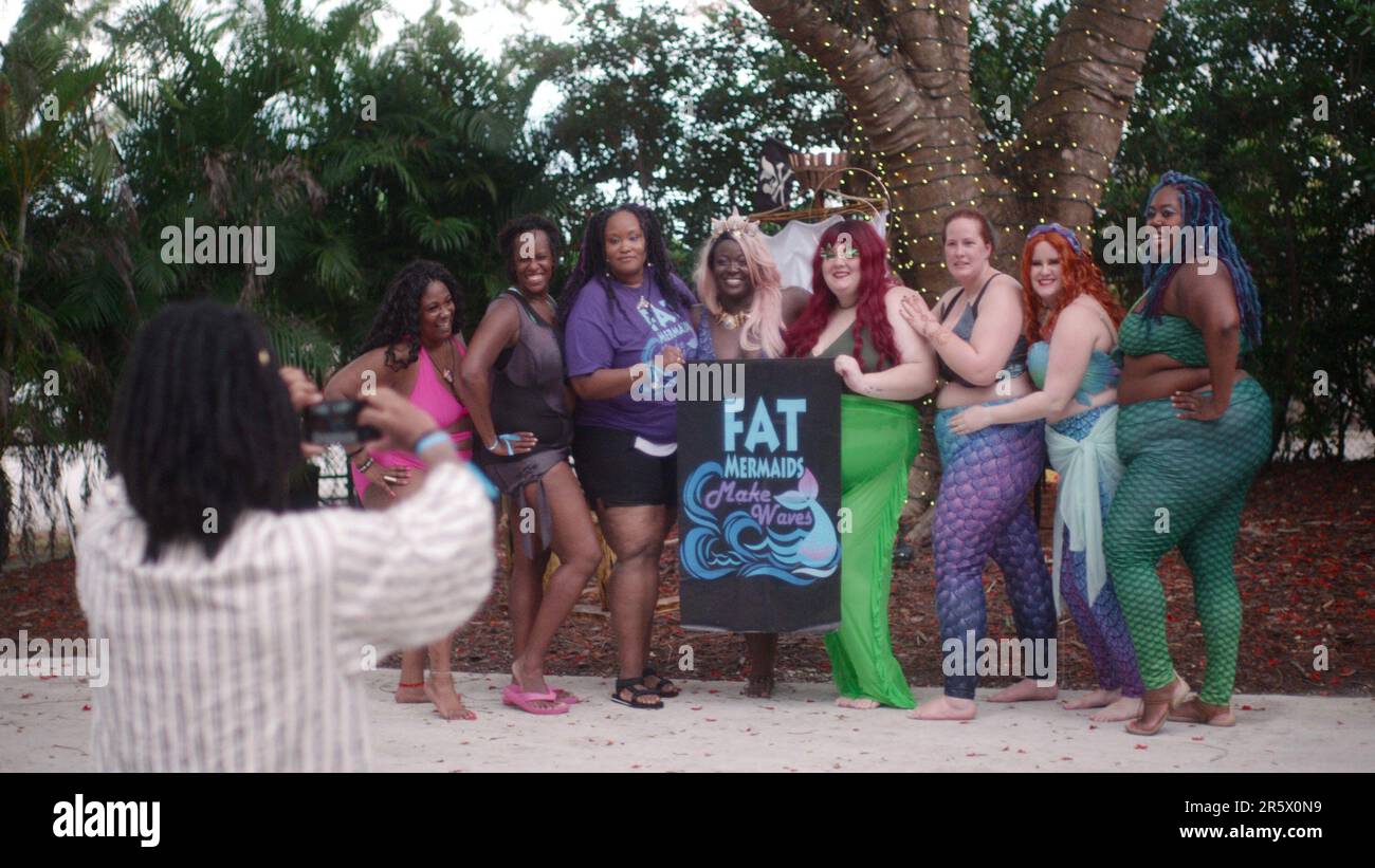 MERPEOPLE, Mermaid Che Monique (right) and Society of Fat Mermaids ...