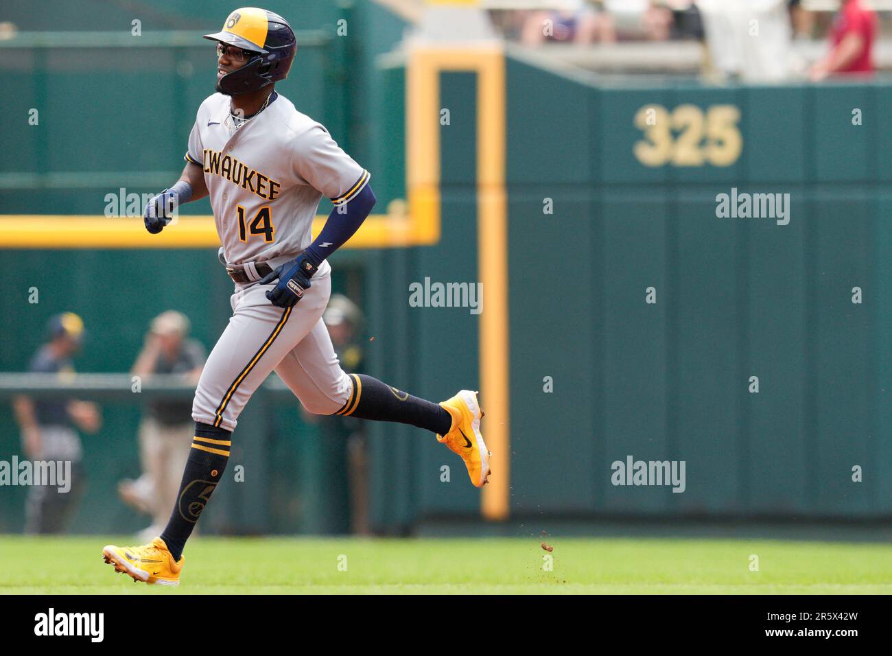 Milwaukee Brewers' Andruw Monasterio (14) rounds the bases after ...