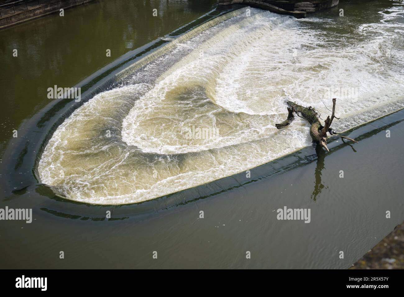 Pulteney Weir with Driftwood in Bath Somerset Stock Photo - Alamy