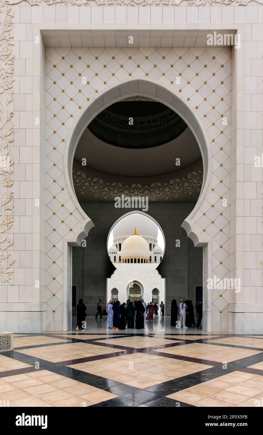 Entrance to the Sheikh Zayed Grand Mosque, Abu Dhabi UAE Stock Photo ...