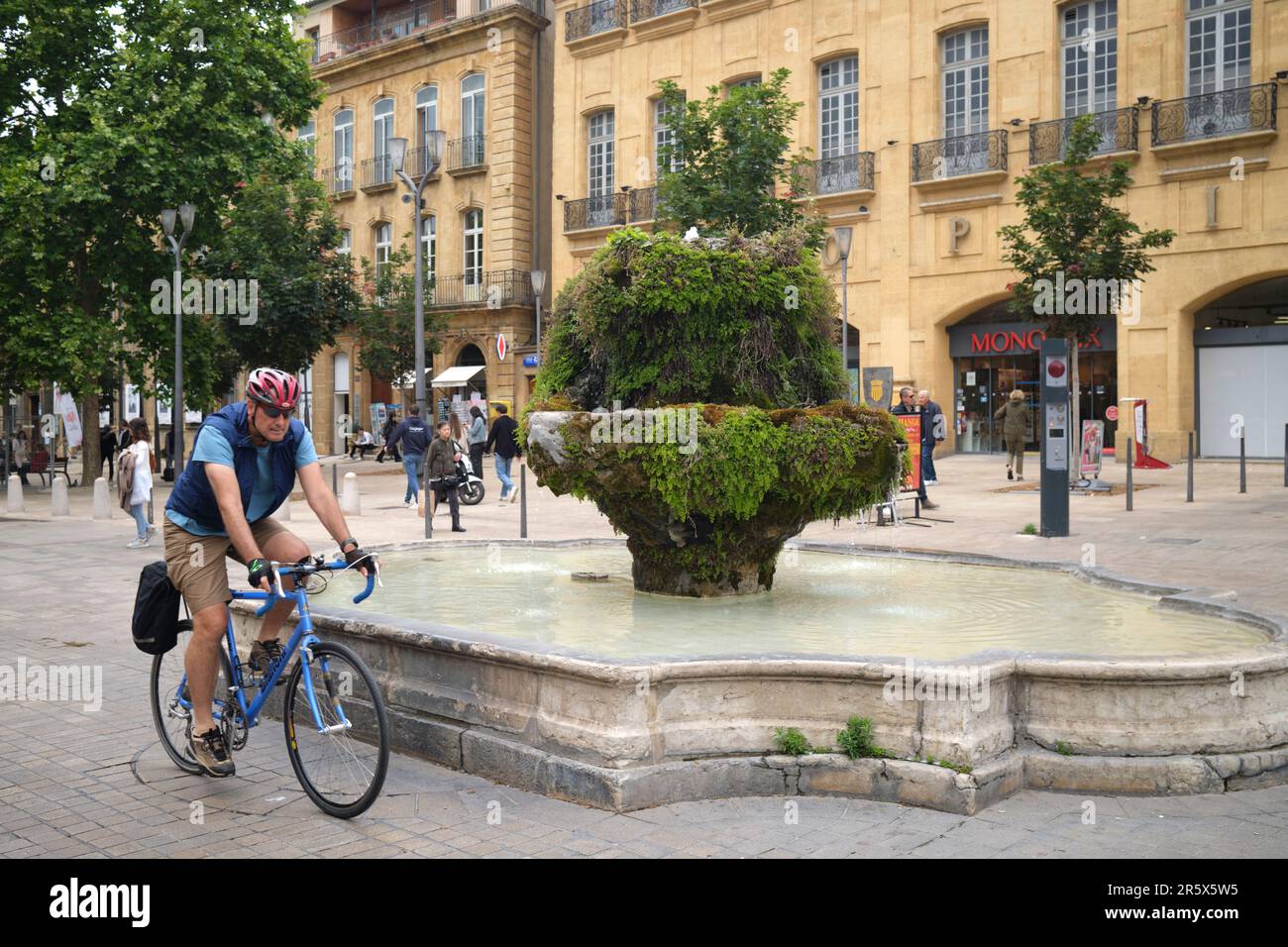 Shopping centre road france hi-res stock photography and images - Alamy