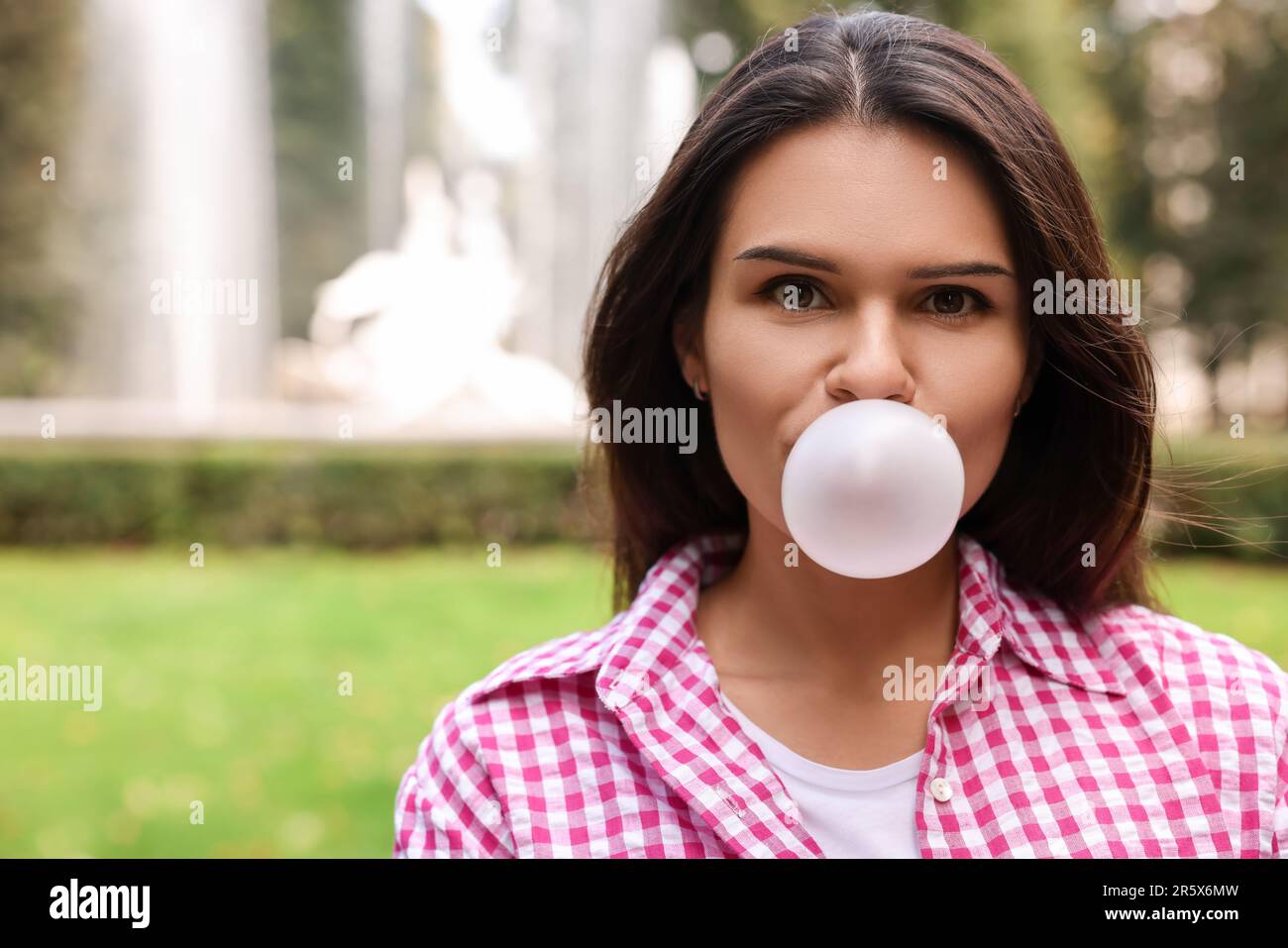 Blowing bubble gum and street hi-res stock photography and images - Alamy