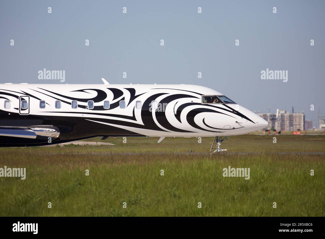 Global Express N822VP Departing Toronto Pearson Airport, Runway 06L ...